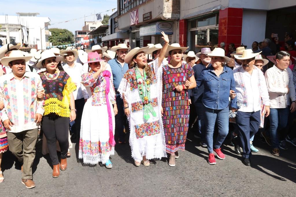En un hecho inédito, en el Paseo del Pendón, Evelyn Salgado, convive ...